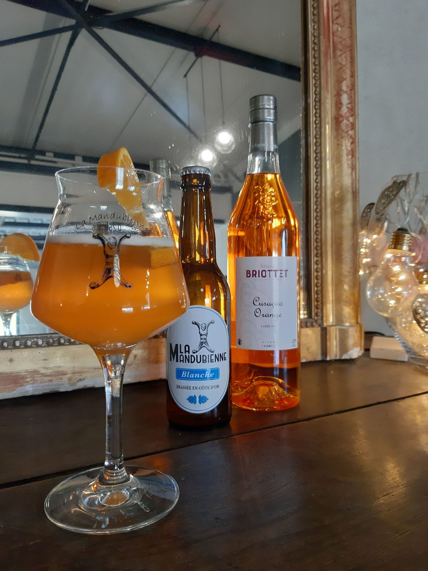 Cocktail Spritz Beer avec la bière Mandubienne et le Curaçao Briottet ...